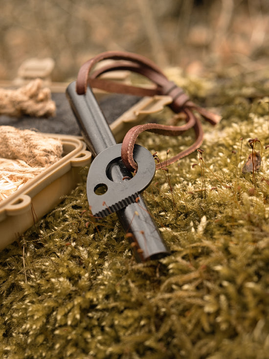 Bushcraft Feuerstarter-Set mit Feuerstahl und Baumharz-Anzünder ...